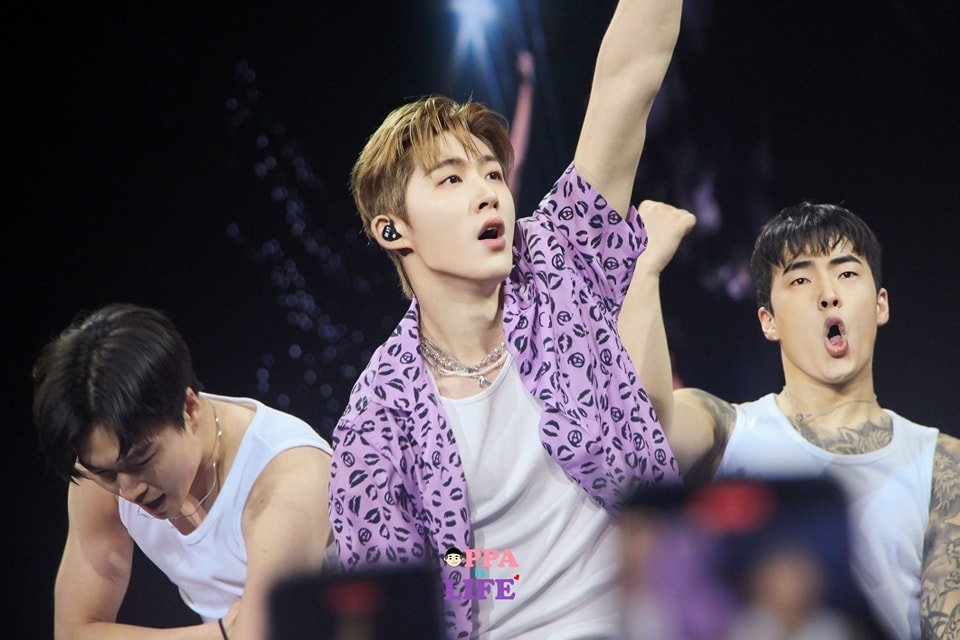 A cosmic night with Baekhyun, Jeon Somi and BI at Kpop Overpass in ...