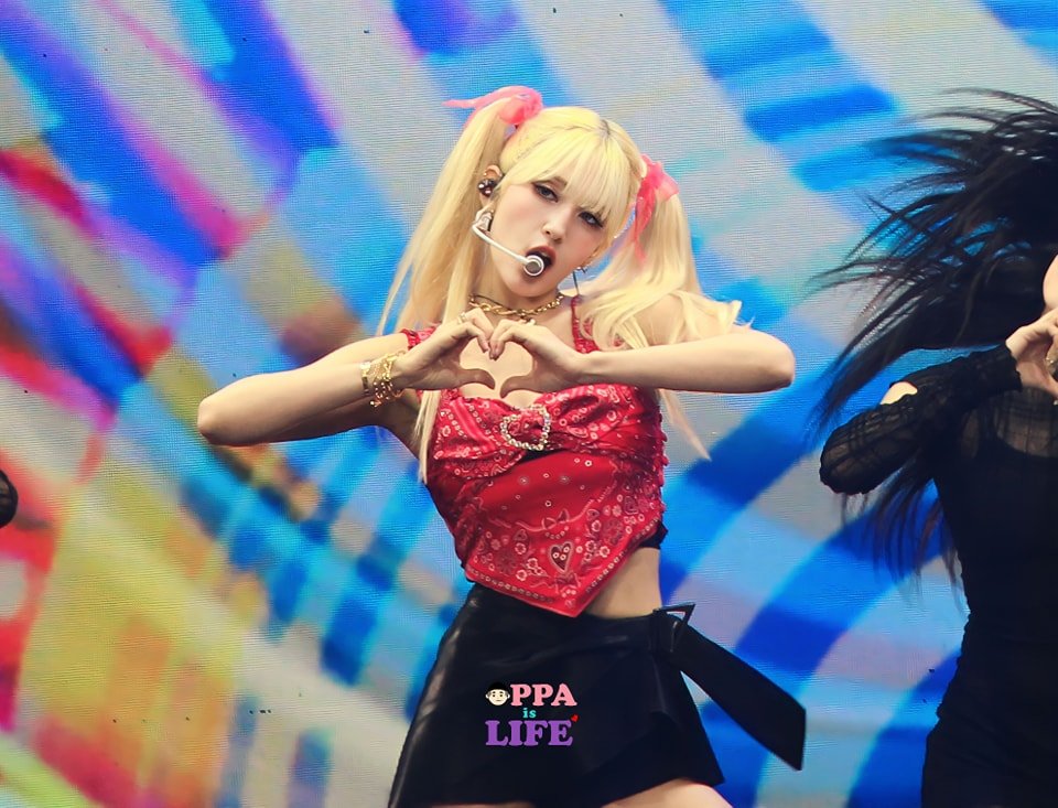 A cosmic night with Baekhyun, Jeon Somi and BI at Kpop Overpass in ...